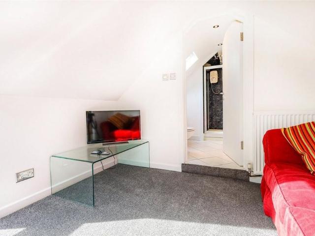 1 bedroom end of terrace house to rent