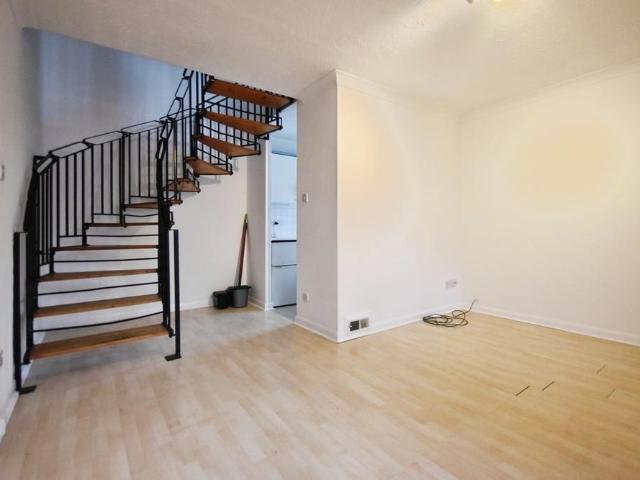 1 bedroom end of terrace house to rent