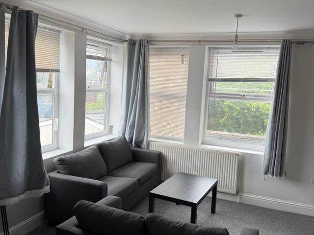 1 bedroom First Floor Apartment Spacious Rooms