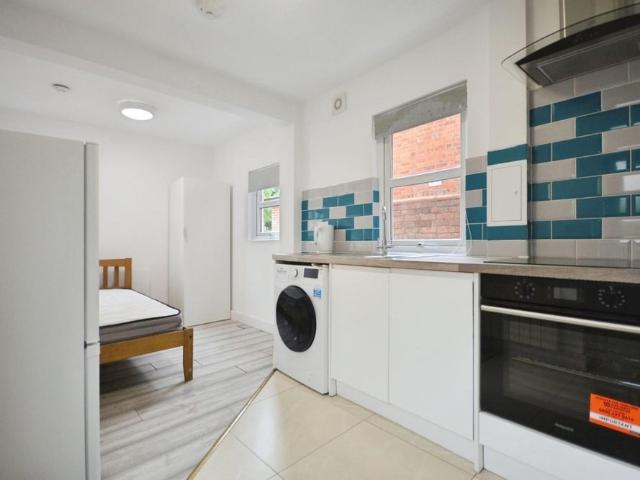 1 bedroom Flat To Let