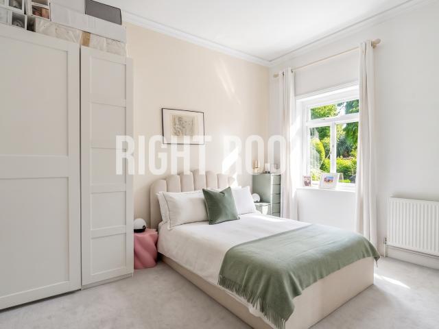 1 bedroom Flat to let 1 Bedroom Flat, Penywern Road, SW5 9ST