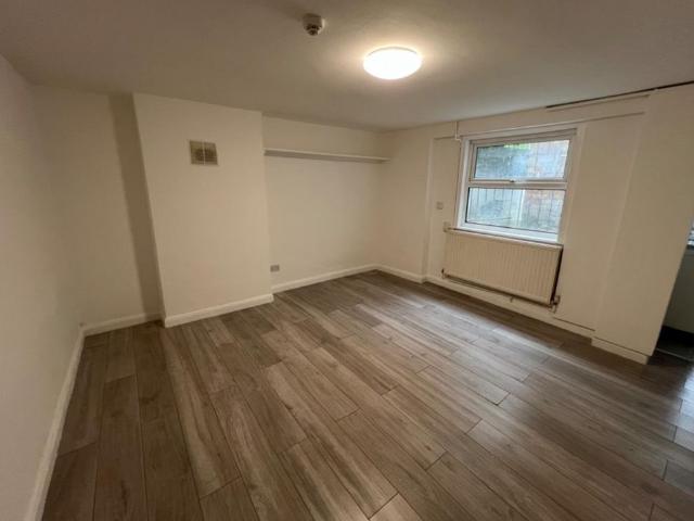 1 bedroom Flat To Let