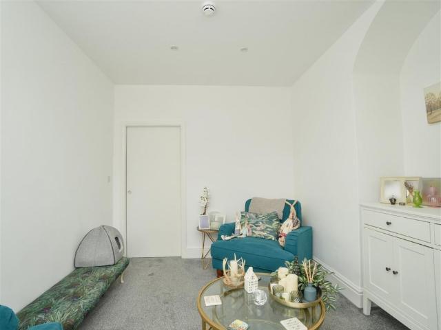 1 bedroom Flat To Let