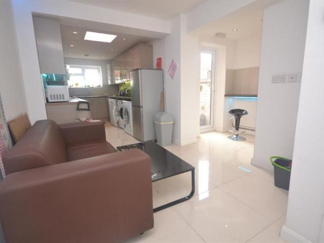 1 bedroom Flat To Let