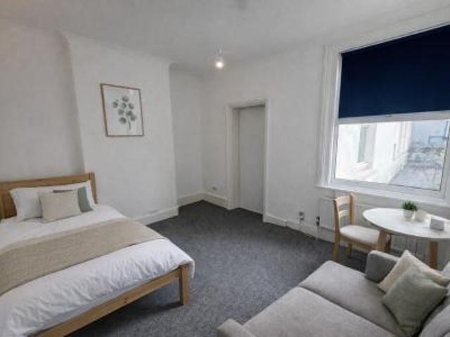 1 bedroom Flat To Let