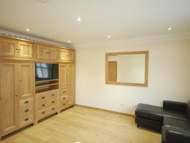 1 bedroom Flat To Let