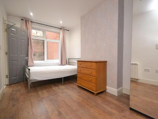 1 bedroom Flat To Let