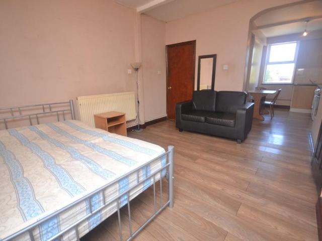1 bedroom Flat To Let