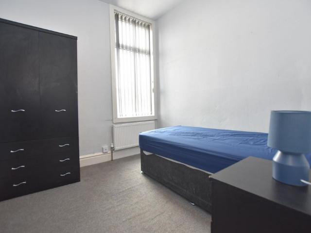 1 bedroom Flat To Let