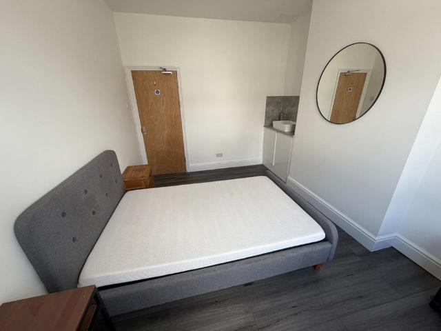 1 bedroom Flat To Let