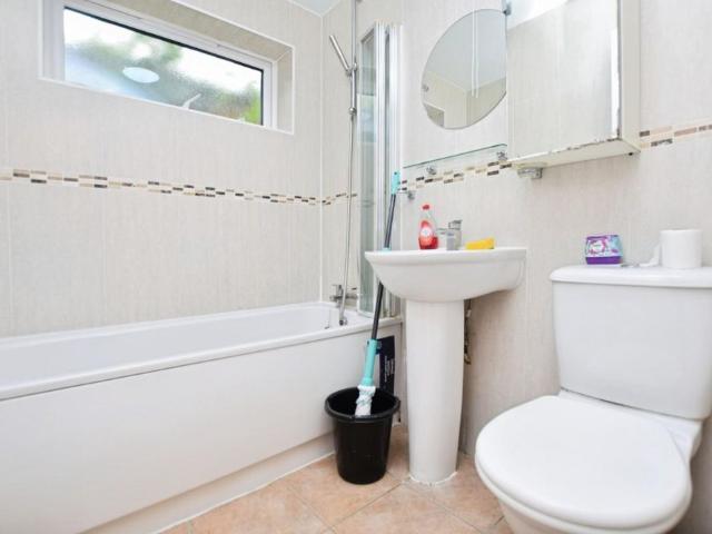 1 bedroom Flat To Let Total Size: 420 SQ FT
