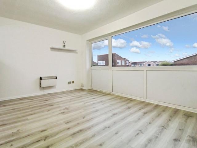 1 bedroom Flat To Let Total Size: 335 SQ FT