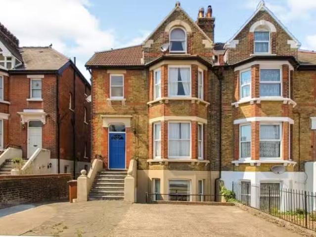 1 bedroom Flat to rent, Maidstone Road, Chatham, ME4 £1,050 pcm