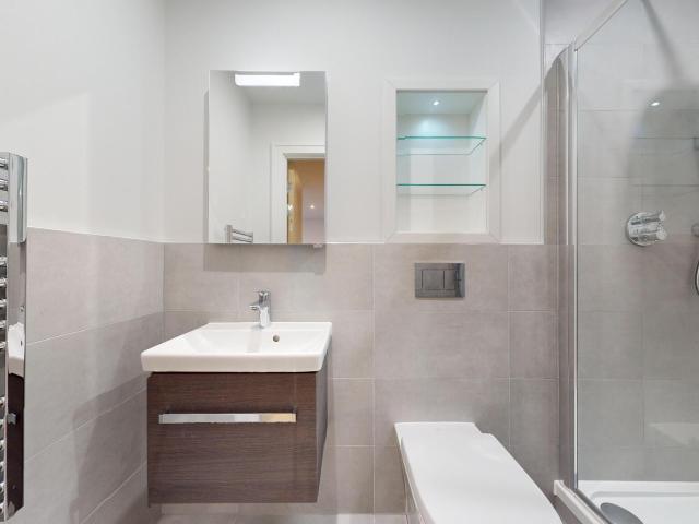 1 bedroom flat to rent on Beverley Way, London