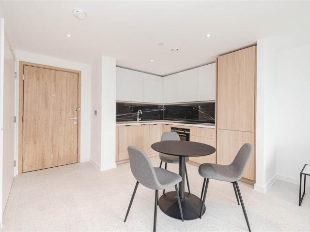 1 bedroom flat to rent on Cendal Crescent, London