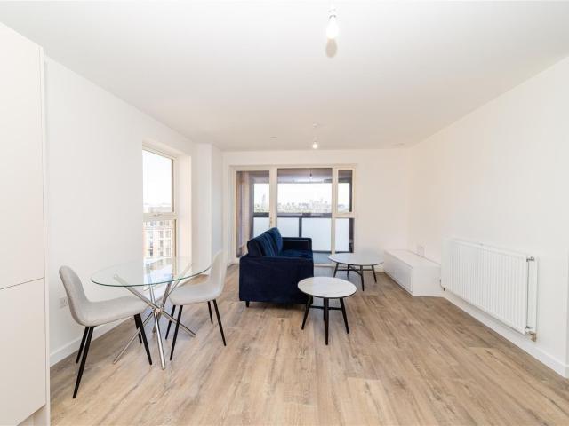 1 bedroom flat to rent on East Acton Lane, London