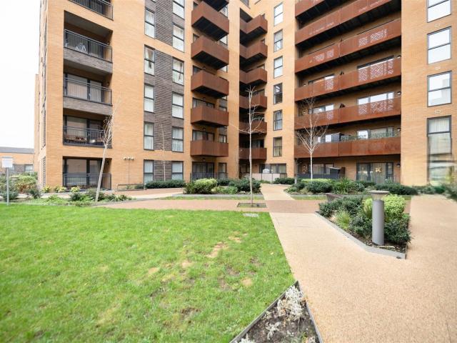 1 bedroom flat to rent on East Acton Lane, London