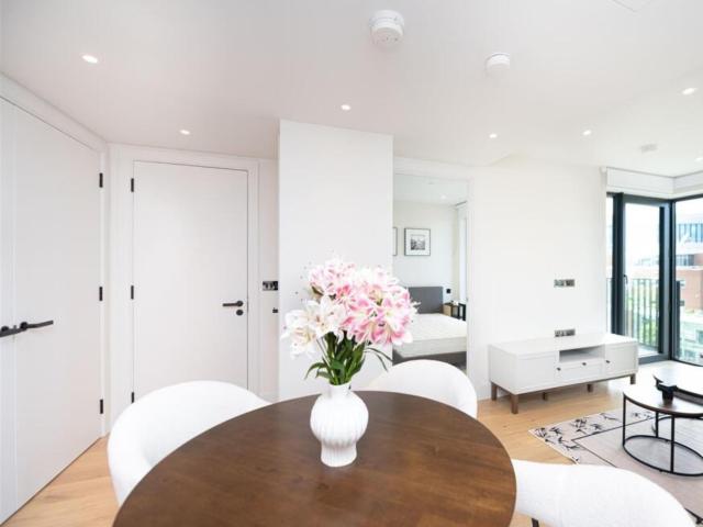 1 bedroom flat to rent on Fountain Park Way, London