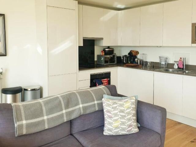 1 bedroom flat to rent on High Street, London