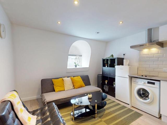 1 bedroom flat to rent on Hogarth Road, London