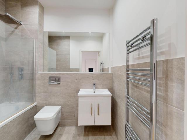 1 bedroom flat to rent on Riverbank Way, London