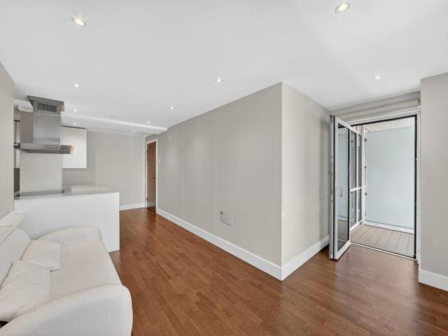 1 bedroom flat to rent on Whitechapel High Street, London