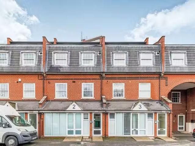 1 bedroom Flat to rent, Barnsbury Lane, Surbiton, KT5 £1,300.