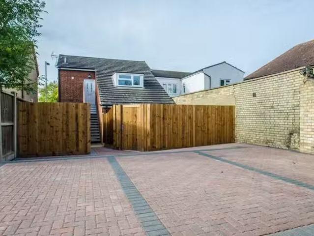 1 bedroom Flat to rent, High Street, Arlesey, SG15 £1,000 pcm