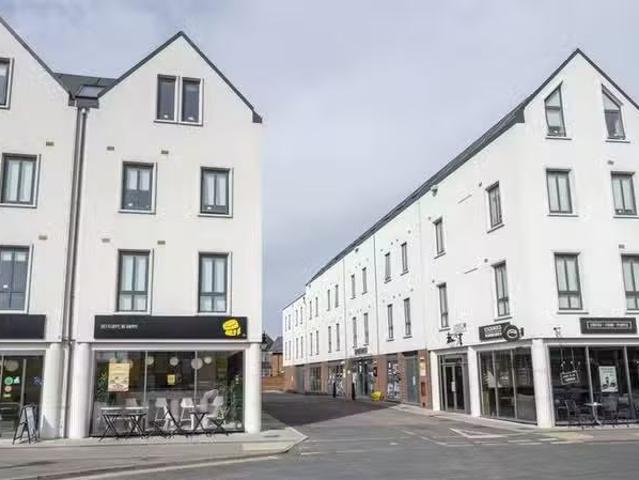 1 bedroom Flat to rent, High Street, Egham, TW20 £299 weekly