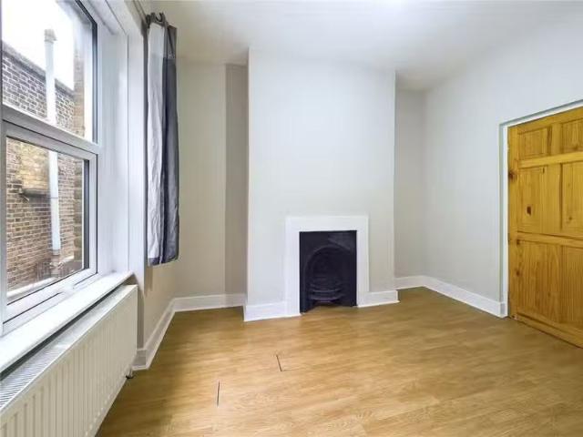 1 bedroom Flat to rent, Hoe Street, Walthamstow, London, E17.
