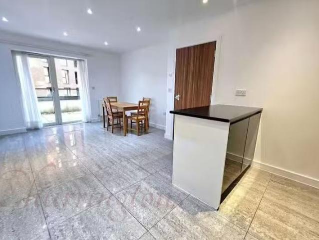 1 bedroom flat to rent in One Bedroom Apartment To Let Shearwa.