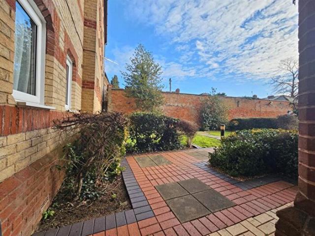 1 Bedroom Flat To Rent In Flat Bridge Street, Thrapston, Kettering, NN14