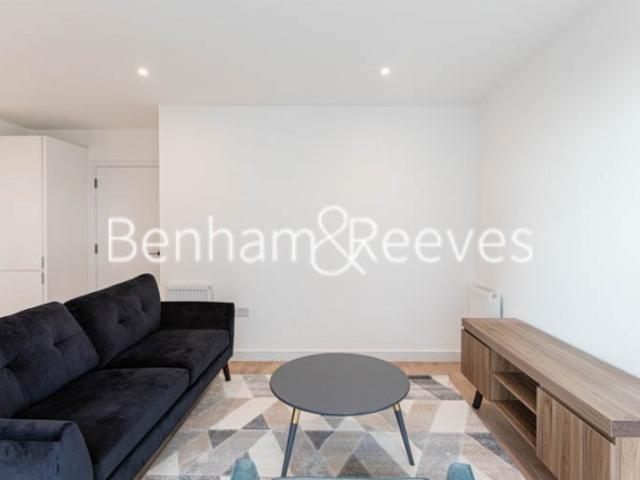 1 Bedroom flat to rent in Greenleaf Walk, Southall, UB1