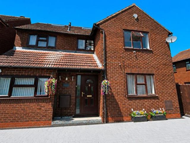 1 Bedroom Flat To Rent In Leafield Rise, Two Mile Ash, MK8