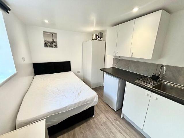 1 Bedroom Flat To Rent In Room, Milton Keynes, MK13