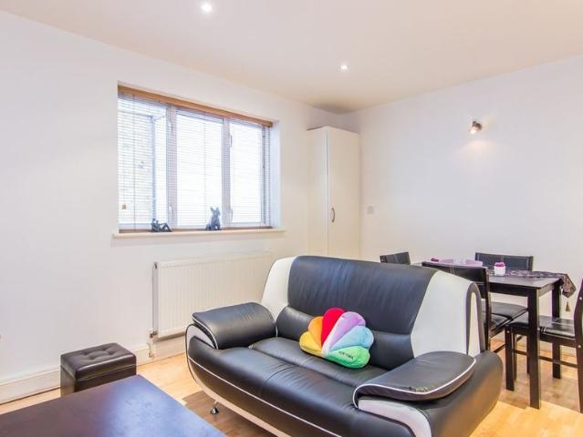 1 Bedroom Flat to Rent in Tower Bridge Road, London, SE1