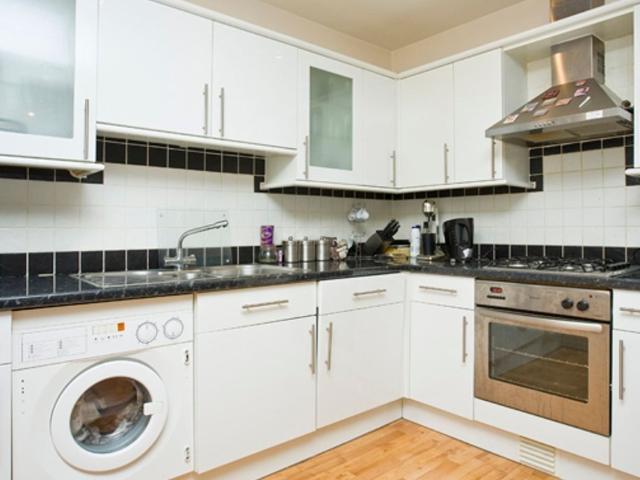 1 Bedroom Flat to Rent in Tower Bridge Road, London, SE1
