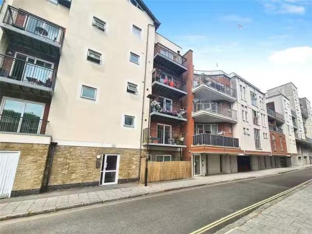 1 bedroom Flat to rent, Lower Canal Walk, Southampton, SO14 £.