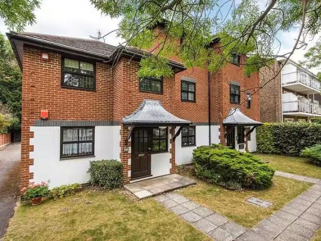1 bedroom Flat to rent, Lovelace Gardens, Surbiton, KT6 £1,45.