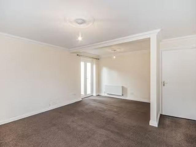 1 bedroom Flat to rent, Rickman Hill, Coulsdon, CR5 £1,300 pcm