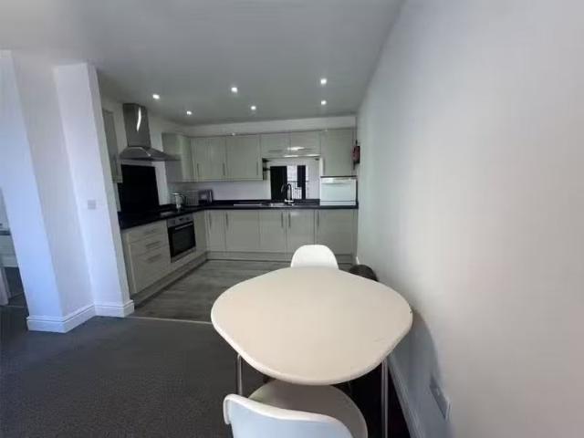1 bedroom Flat to rent, Station Road, Egham, TW20 £1,700 pcm