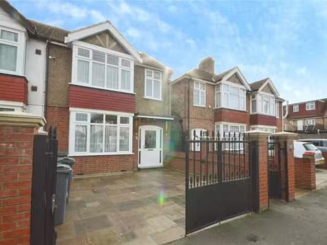 1 bedroom Flat to rent, Taunton Avenue, Hounslow, TW3 £1,335.