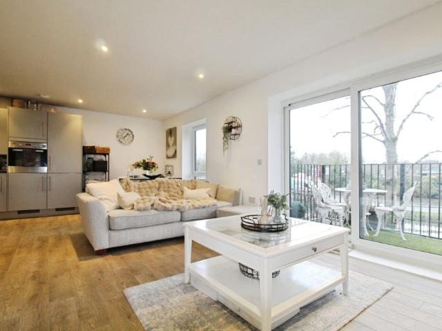 1 bedroom Flat To Rent Total Size: 560 SQ FT