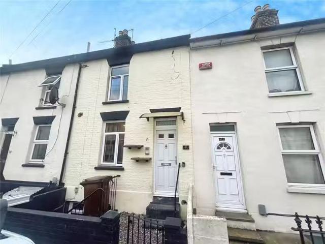1 bedroom Flat to rent, Victoria Street, Gillingham, ME7 £750.