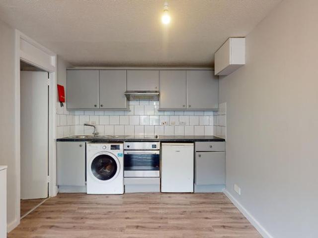 1 Bedroom flat, W3 with parking