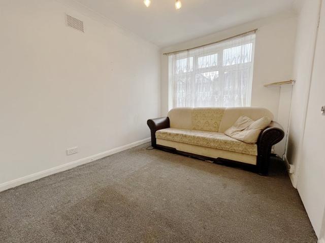 1 Bedroom Flat W/ Garden 5 Mins Walk to Isleworth