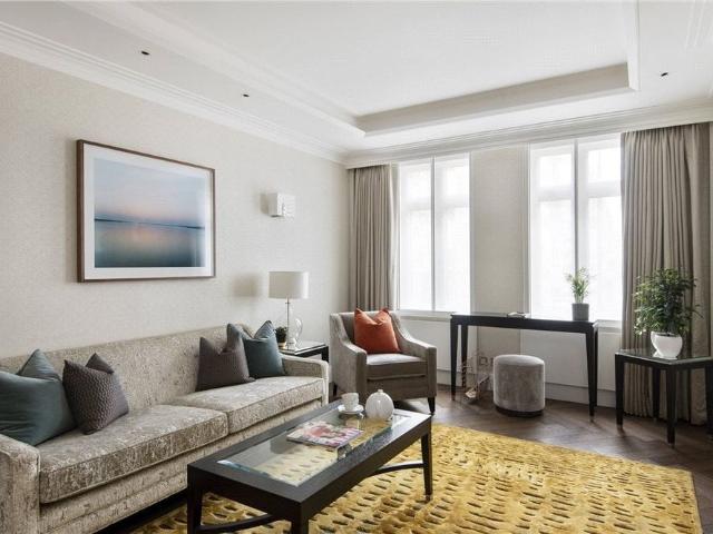 1 bedroom flat with 1 reception and 1 bathroom in Mayfair, W1K