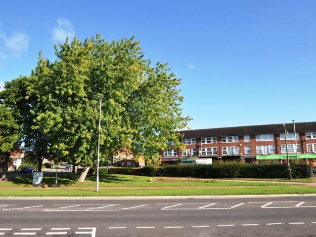 1 bedroom Flat Woodhall House, Woodhall Parade