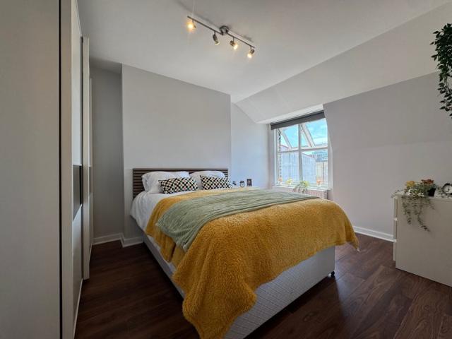 1 Bedroom Flat, Enfield, Church Street, EN2 6BE