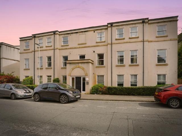 2 bedroom flat for sale
